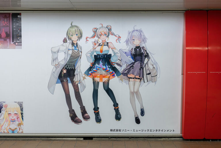 Sony MusicによるVTuberプロジェクト「VEE」第4弾『Dev-d』の巨⼤交通広告が新宿に登場︕